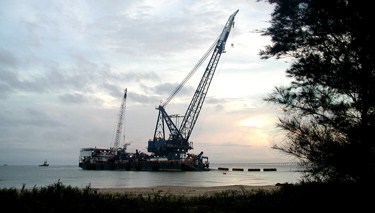 Installing Riser (pipeline) at Platform